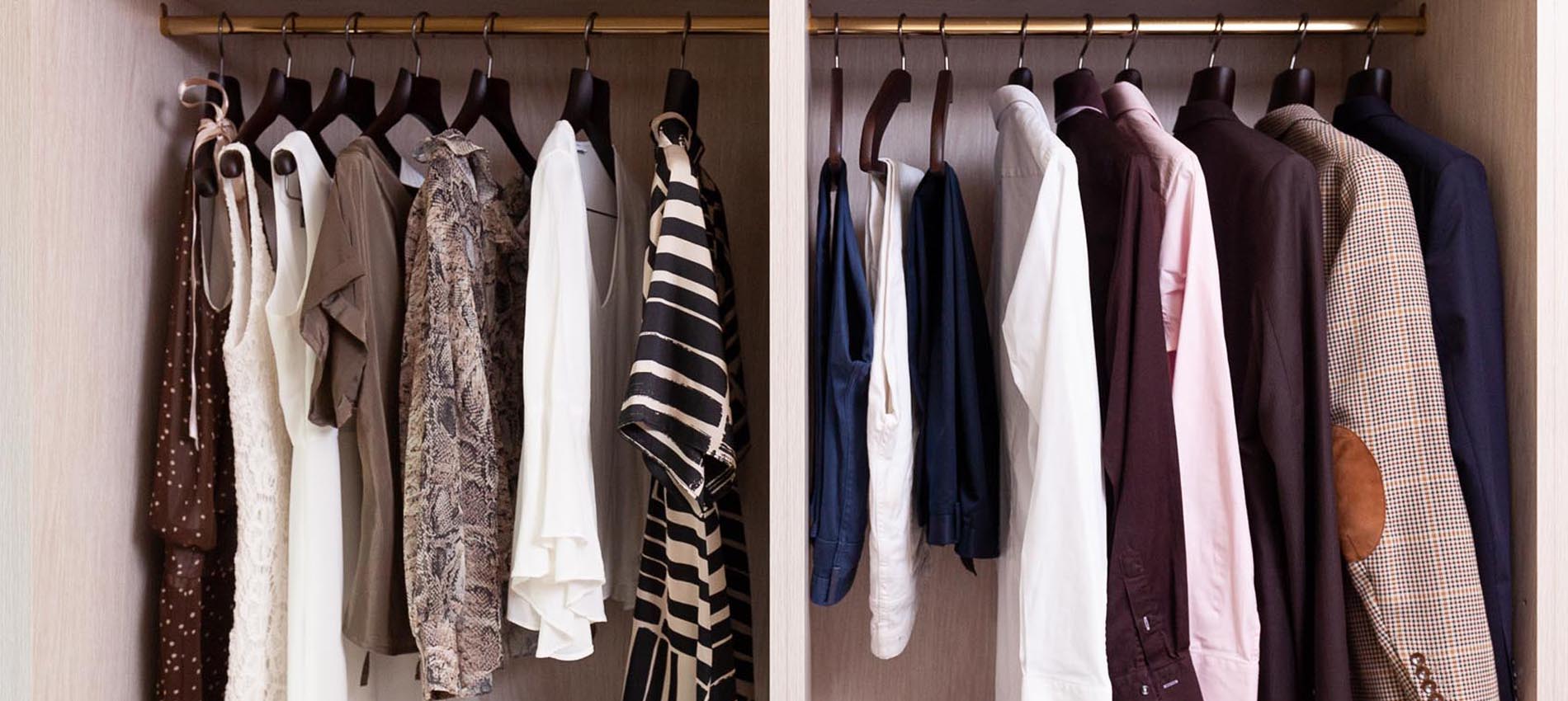 Cintres en bois et aluminium pour un dressing haut de gamme