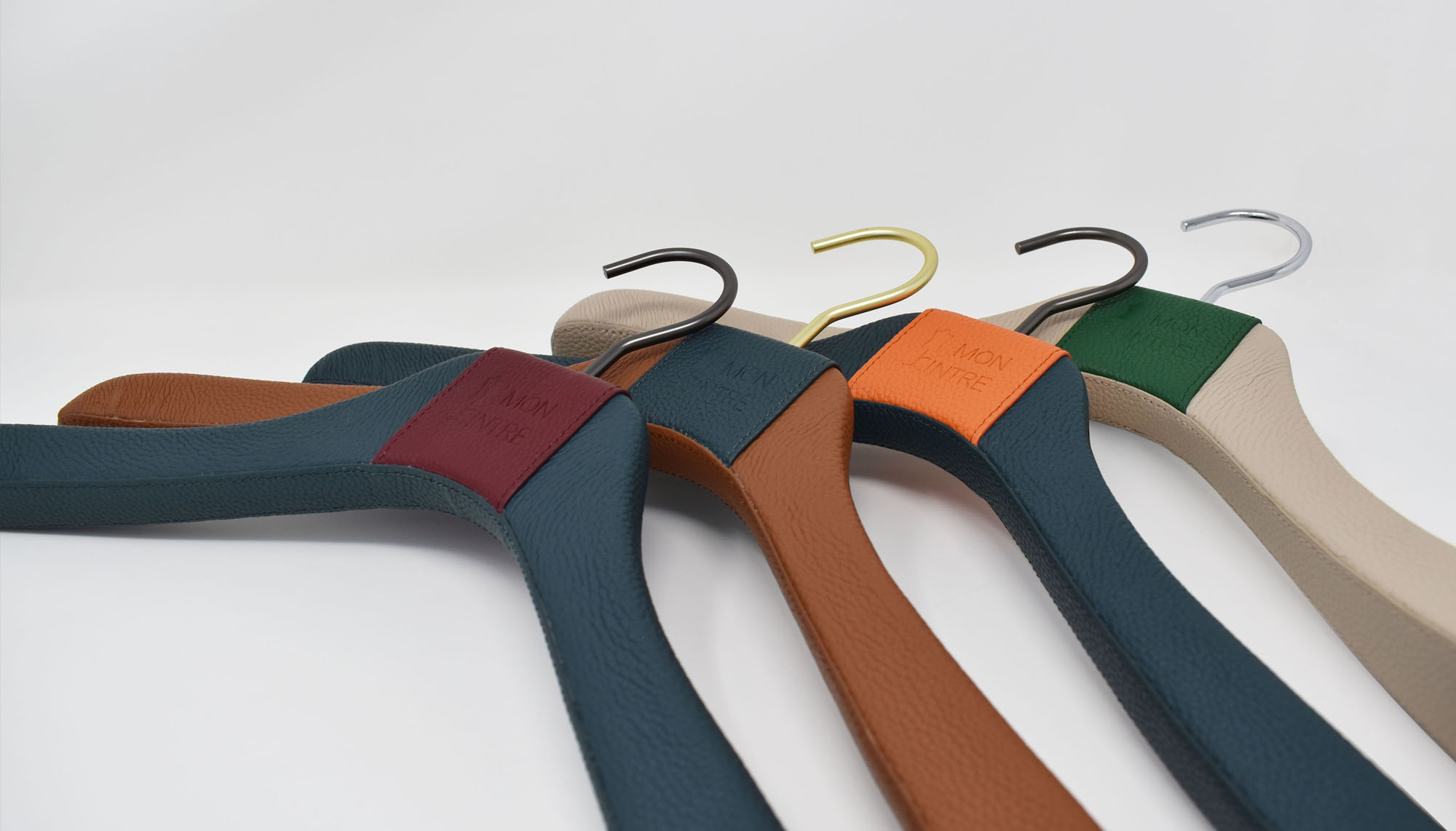 Cintres en bois design pour dressing luxe et haut de gamme - Mon Cintre